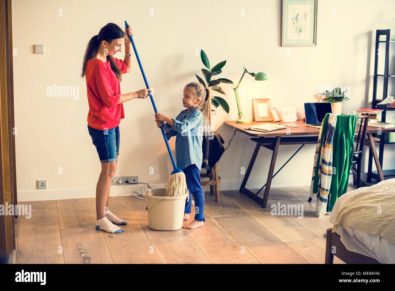 Kid helping house chores Stock Photo - Alamy