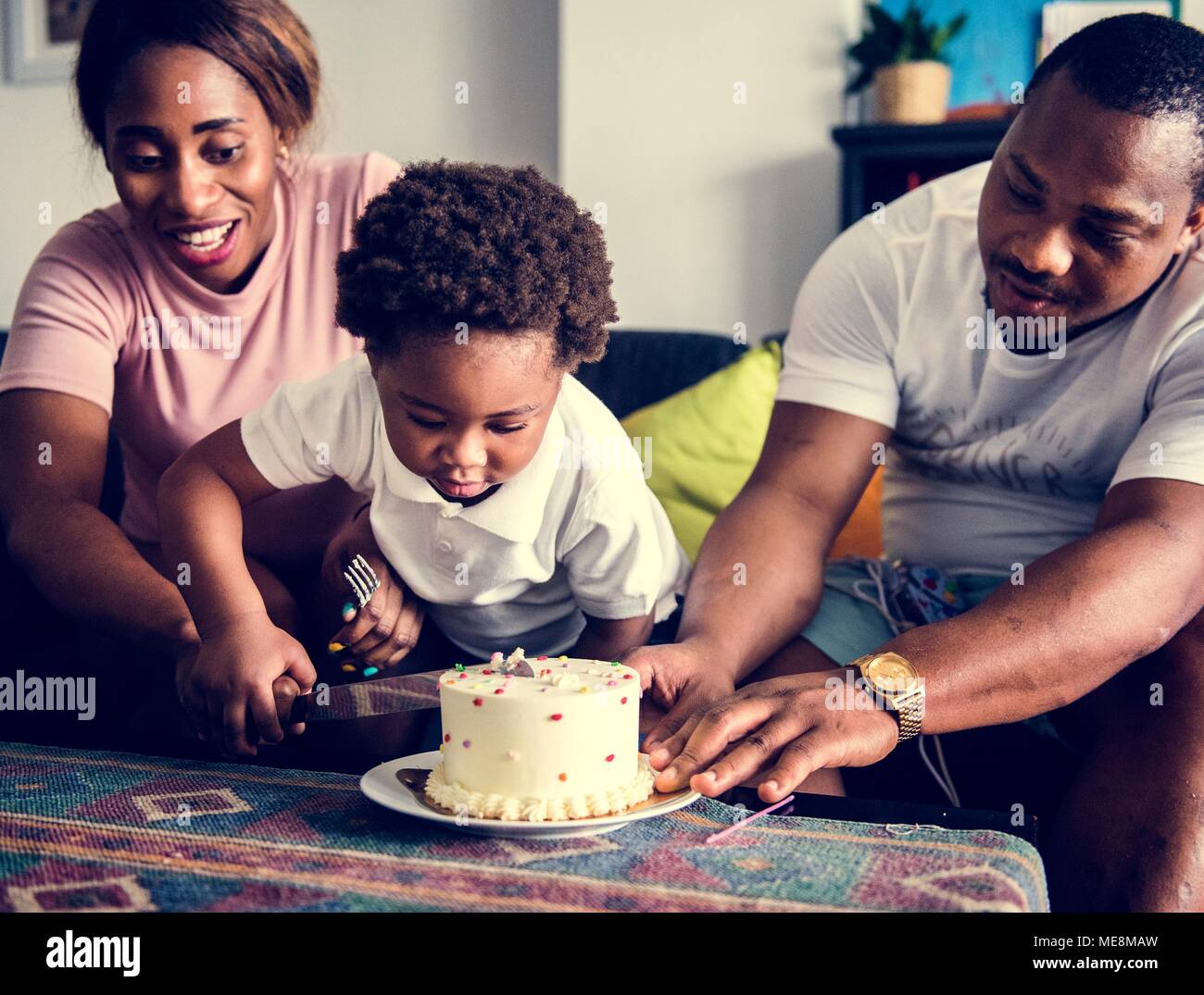 Cutting birthday cake hi-res stock photography and images - Alamy