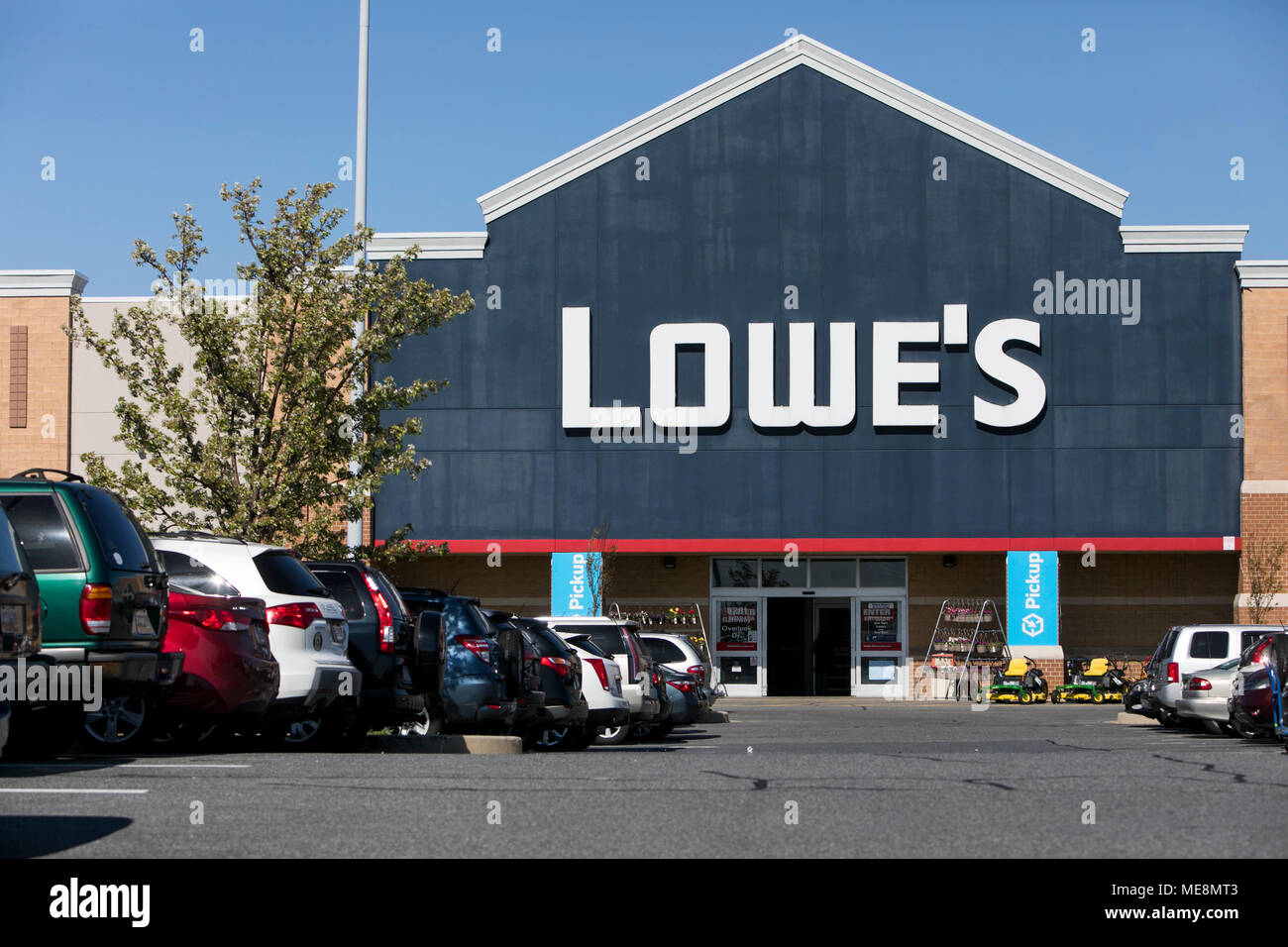 Lowes Storefront High Resolution Stock Photography and Images - Alamy