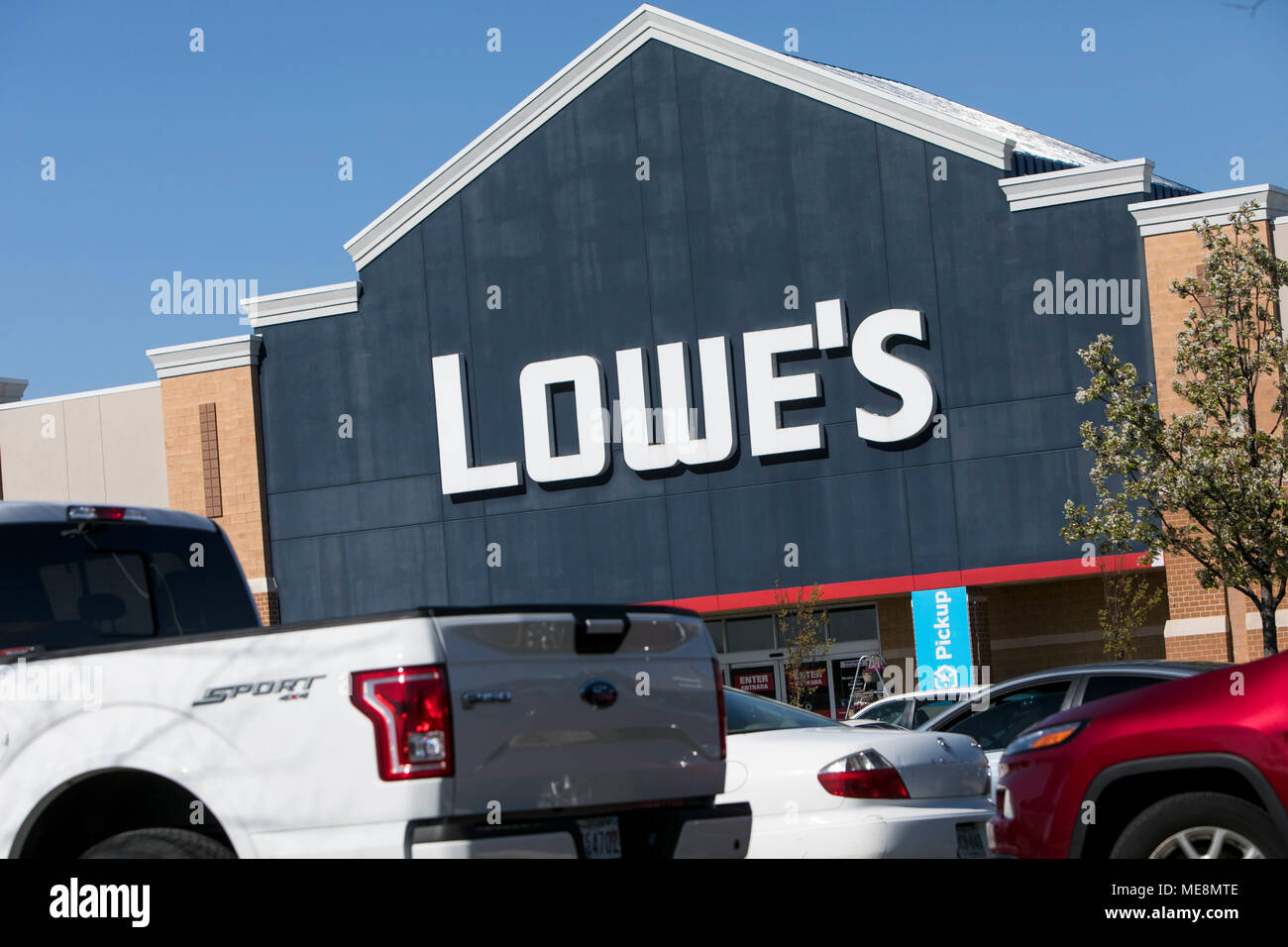 Lowes logo sign hi-res stock photography and images - Alamy