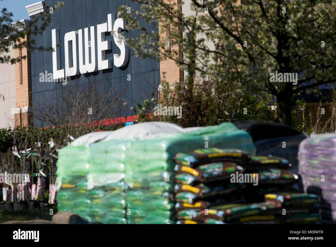 Lowes storefront hi-res stock photography and images - Alamy