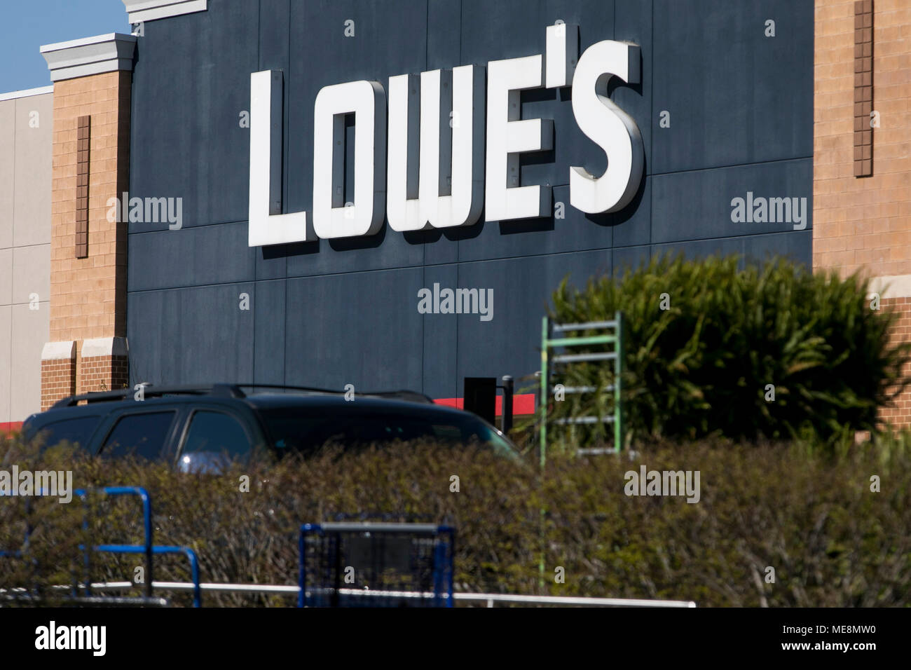 Lowes logo sign hi-res stock photography and images - Alamy