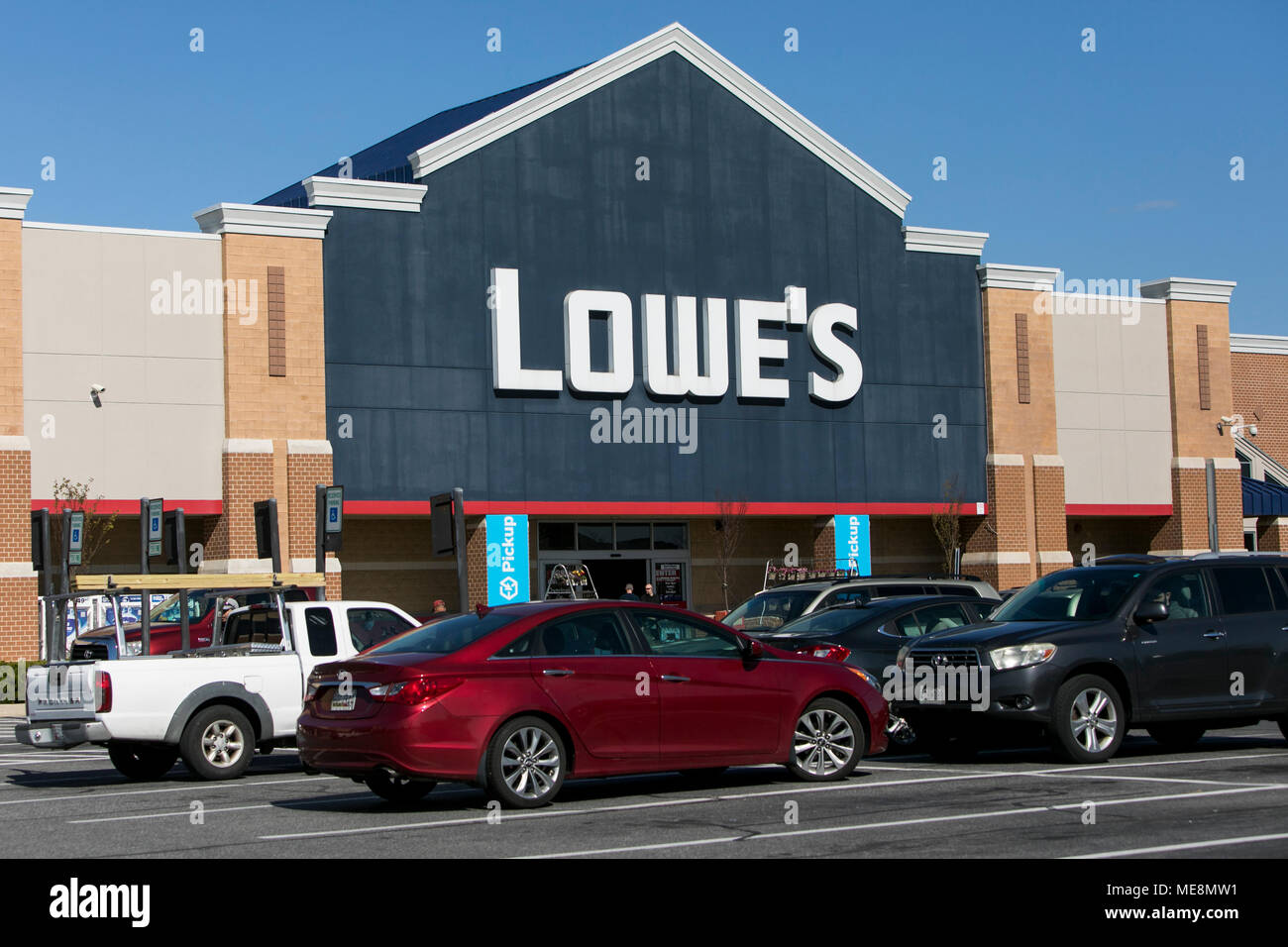 Lowes storefront hi-res stock photography and images - Alamy