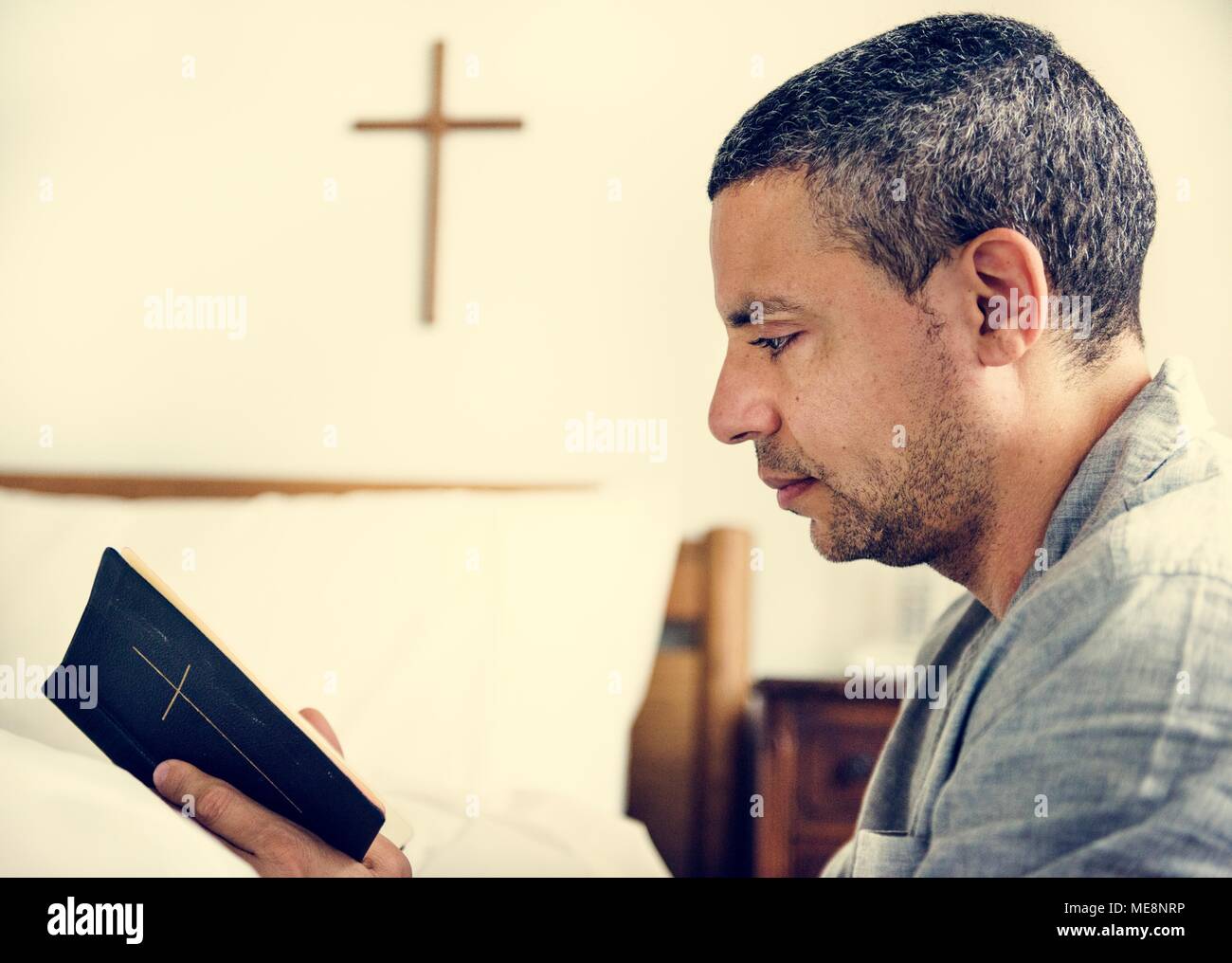 A man reading a bible Stock Photo - Alamy