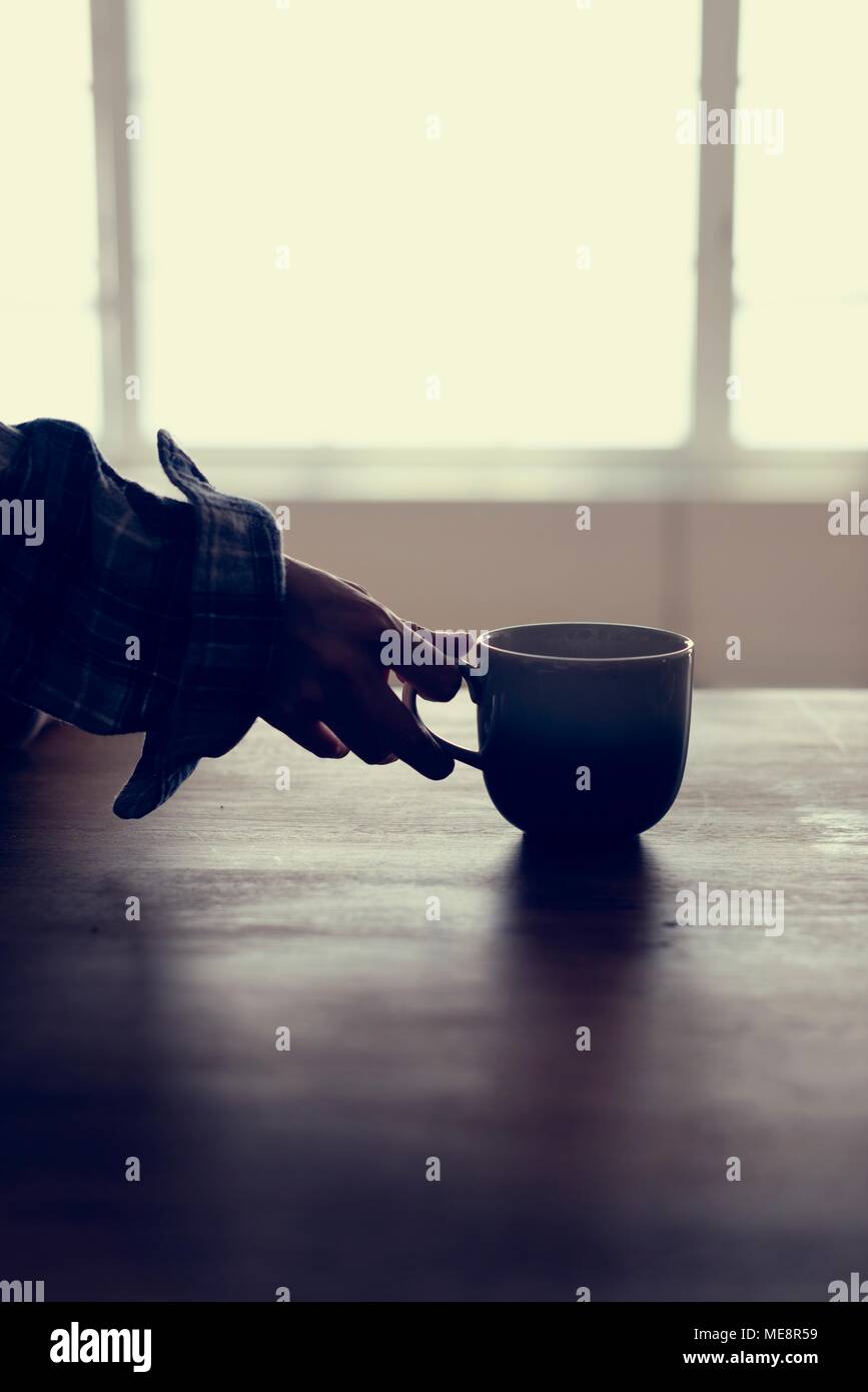 Hand holding a cup of coffee Stock Photo - Alamy