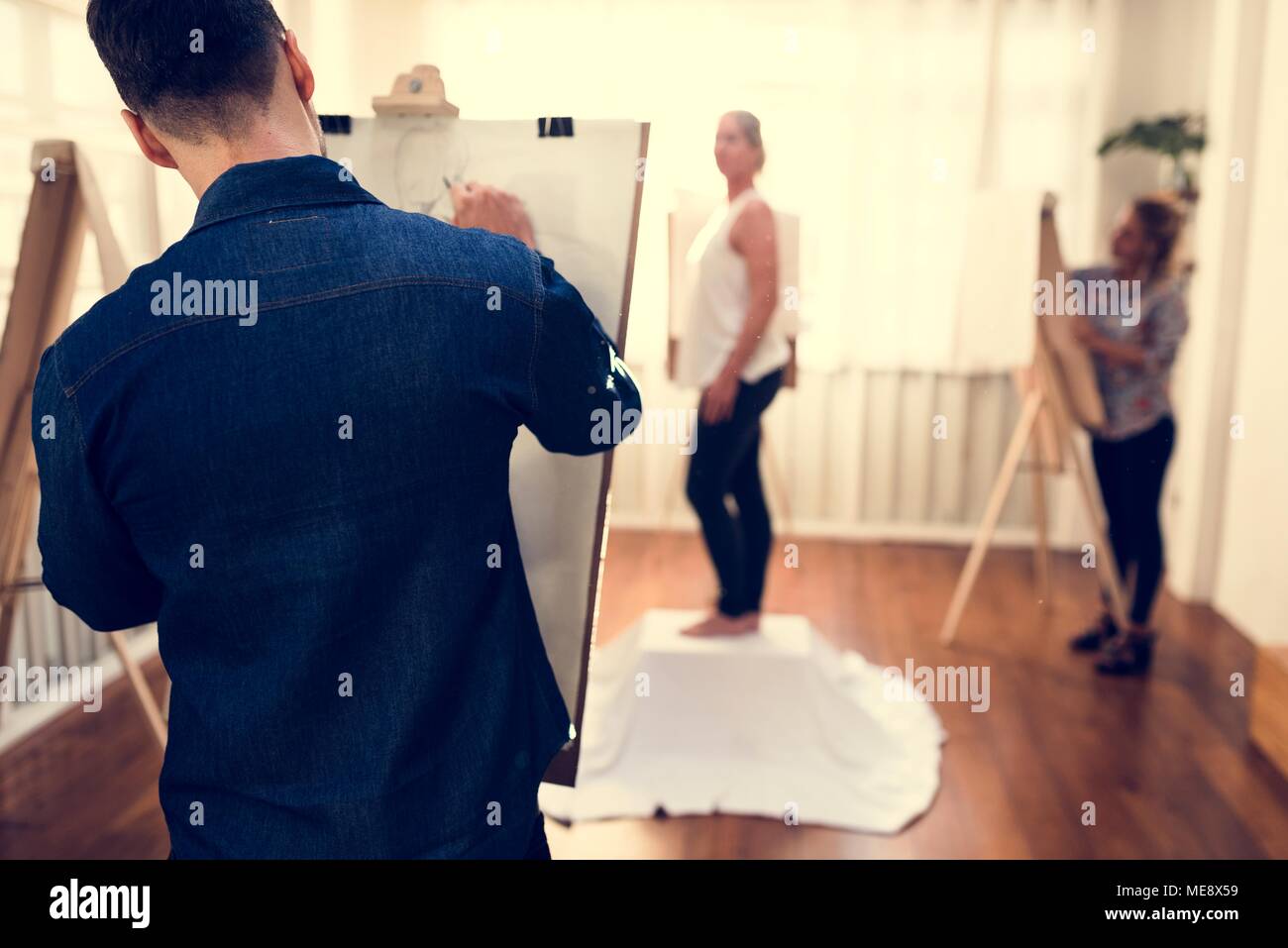 Man woman artists drawing hi-res stock photography and images - Alamy