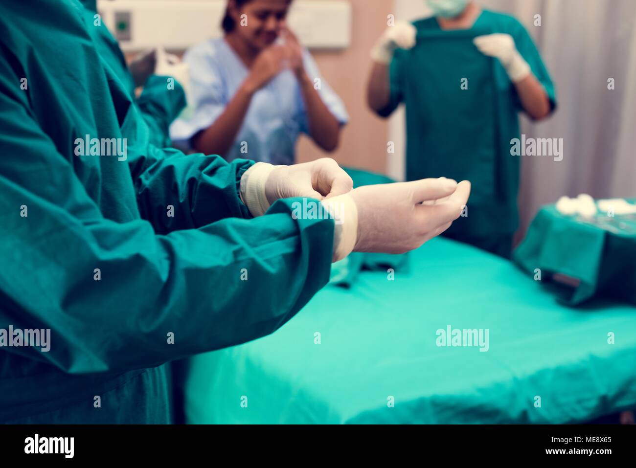 Doctors are preparing for an operation Stock Photo - Alamy