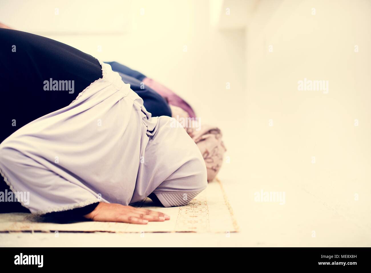 Teenage muslim pray hi-res stock photography and images - Alamy