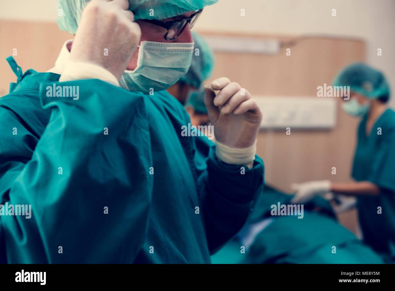 Doctors preparing operation hi-res stock photography and images - Alamy