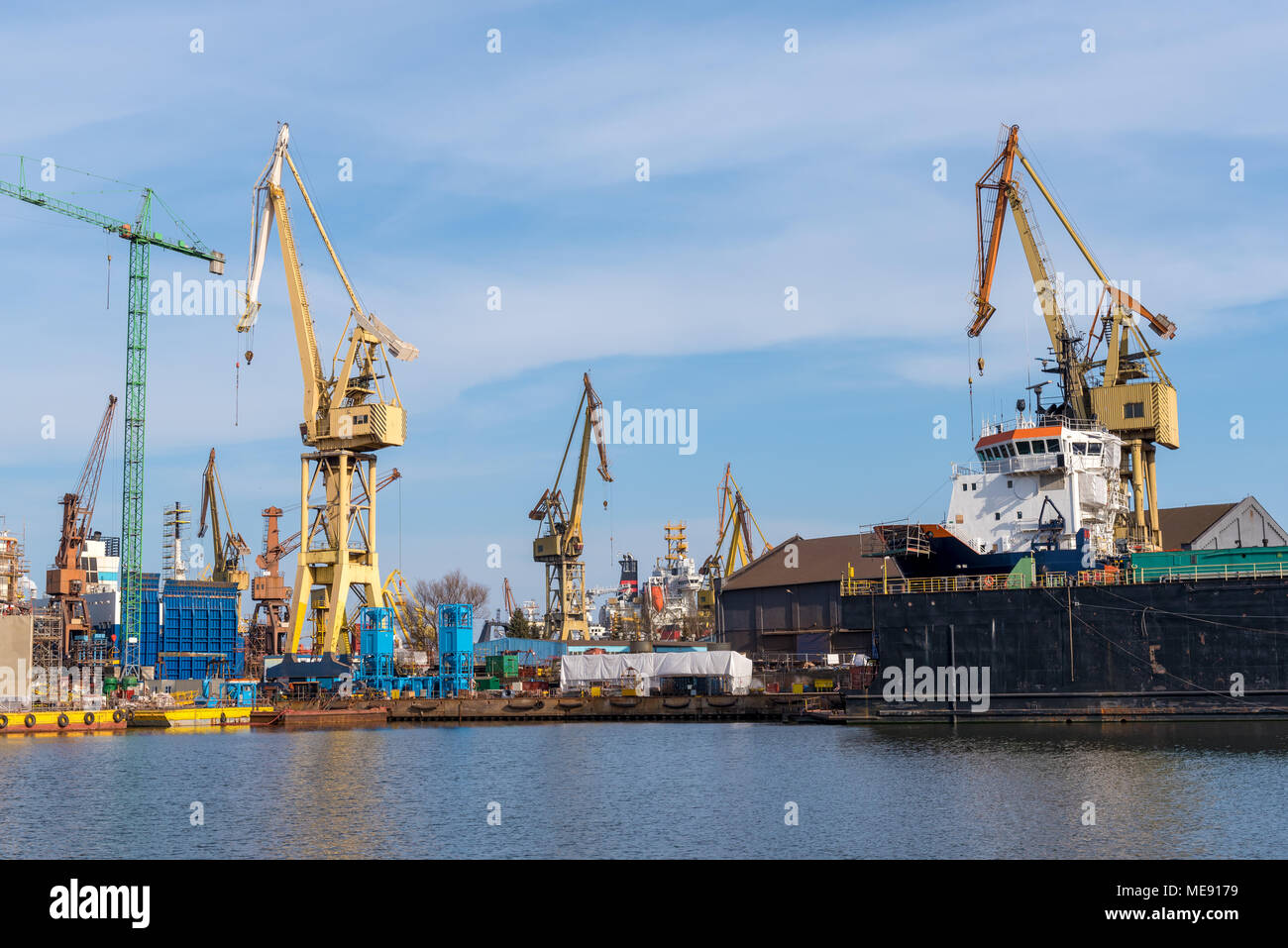 Oil rig docked in shipyard of Gdansk. Poland Stock Photo - Alamy