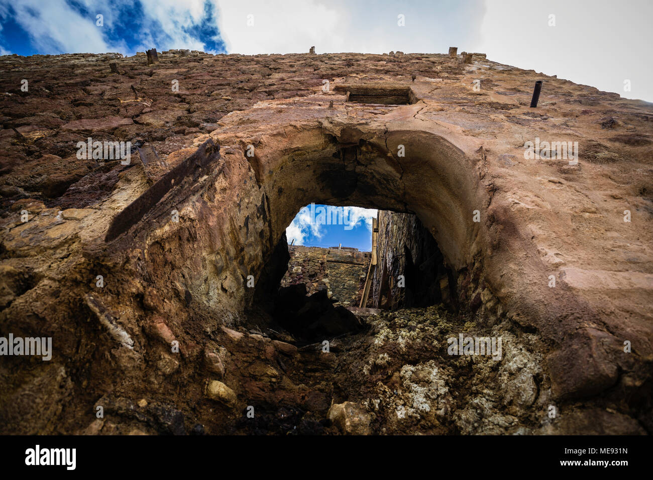 Ruins wall windows hole hi-res stock photography and images - Alamy