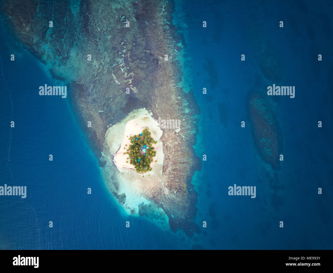 Coral reef small beach hi-res stock photography and images - Alamy