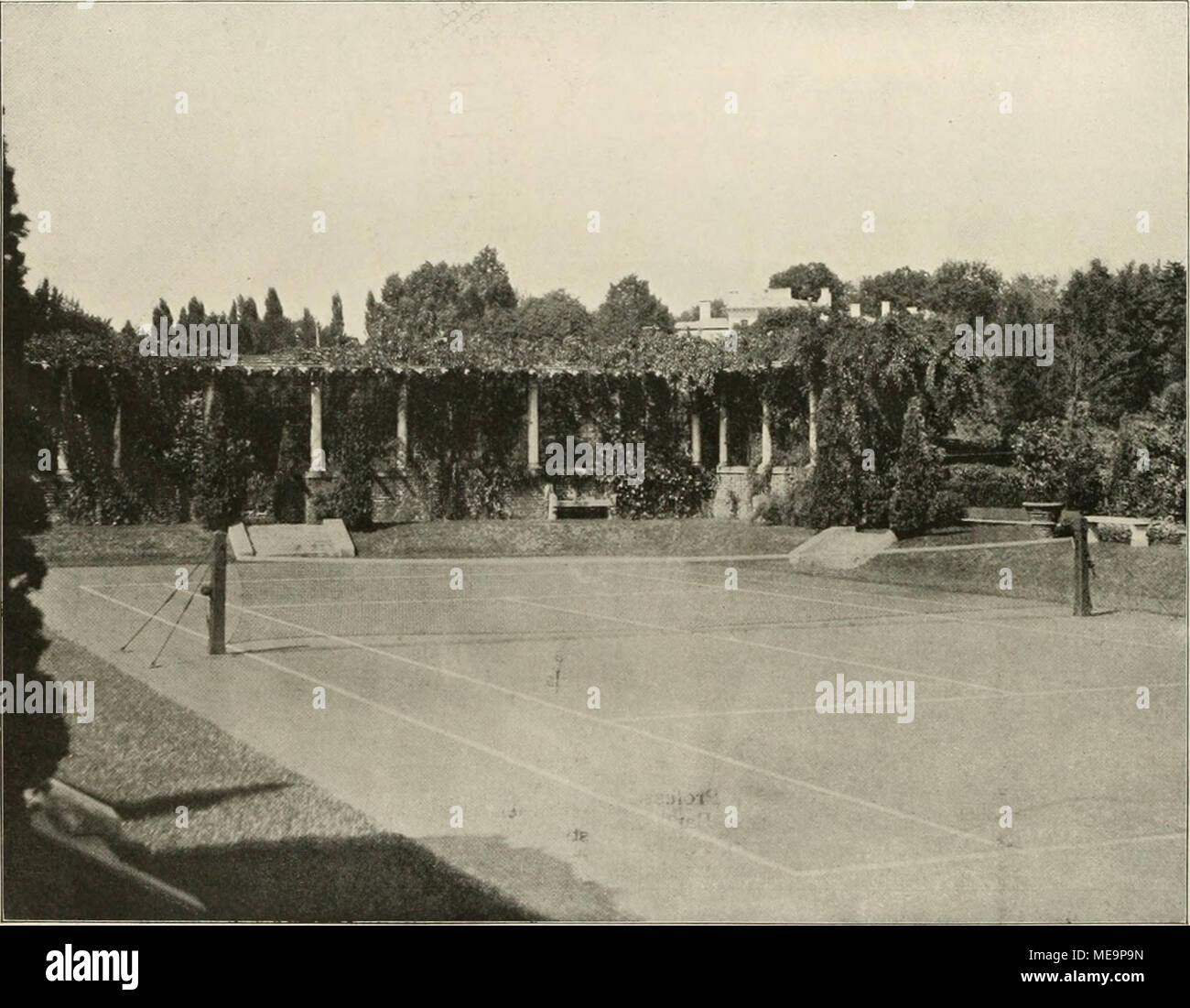 . Die Gartenkunst . Tennisplatz in Lindenhurst (U. St. A.). Aufnuhme ...