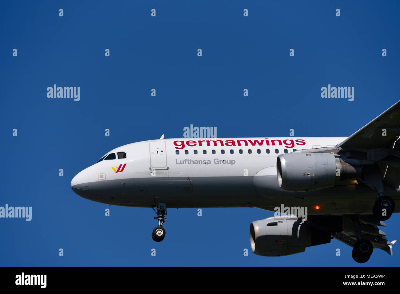 Airbus a320 nose landing gear hi-res stock photography and images - Alamy