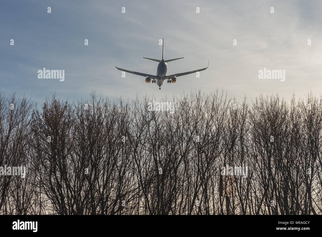 Plane take off back view hi-res stock photography and images - Alamy