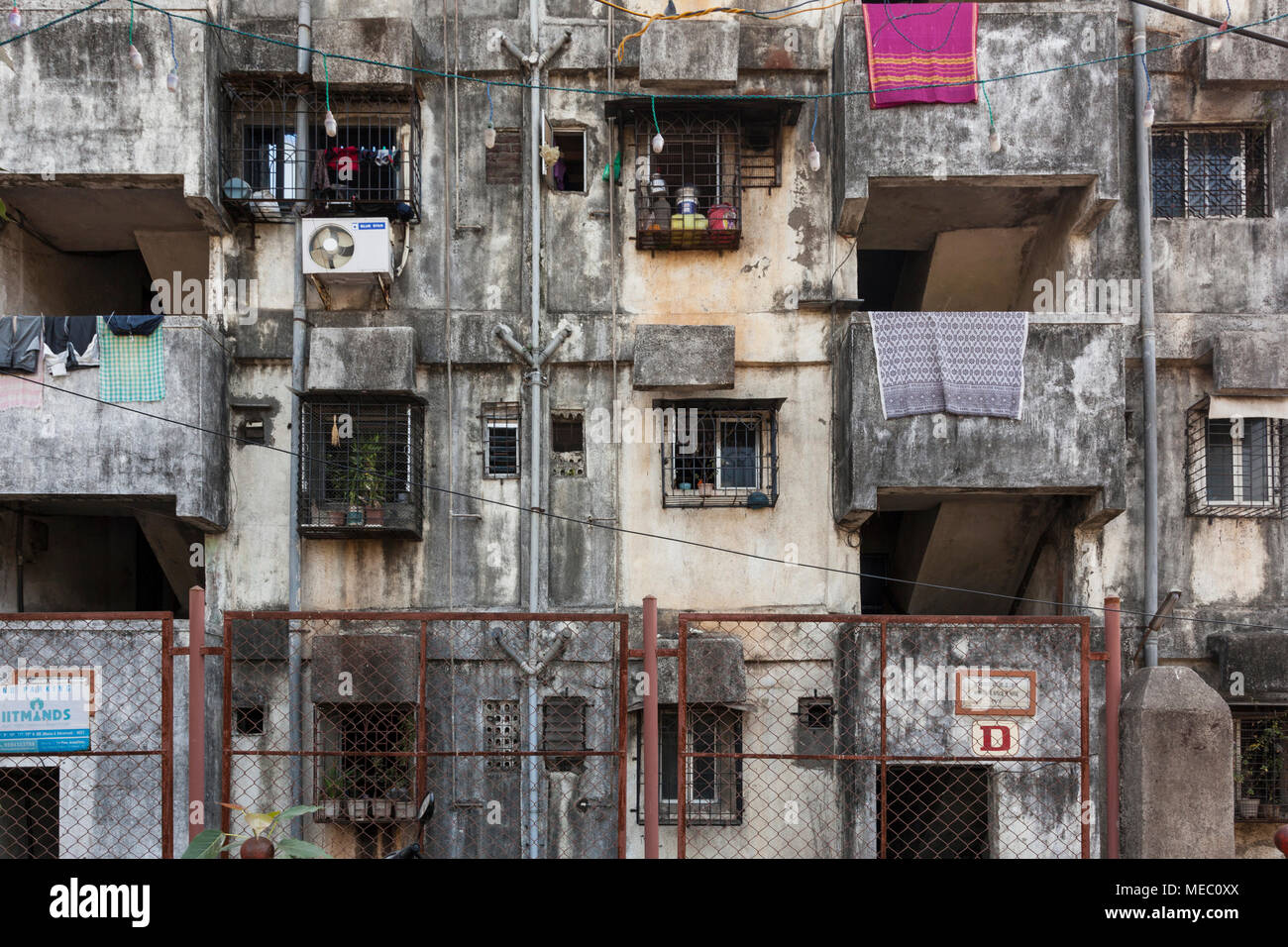 High rise buildings slums mumbai hi-res stock photography and images ...