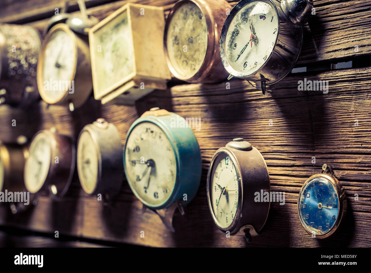 Clocks on wall broken hi-res stock photography and images - Alamy