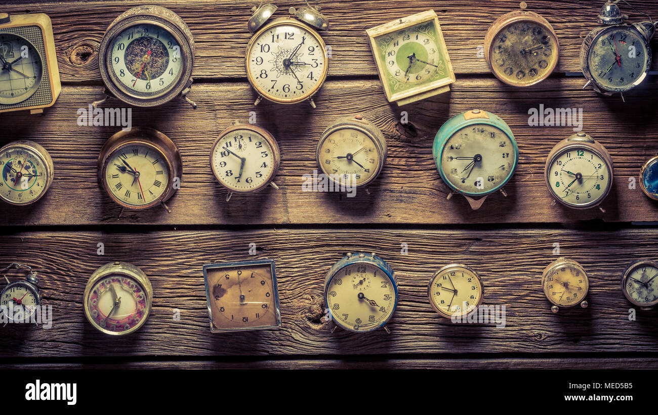 Clocks on wall broken hi-res stock photography and images - Alamy