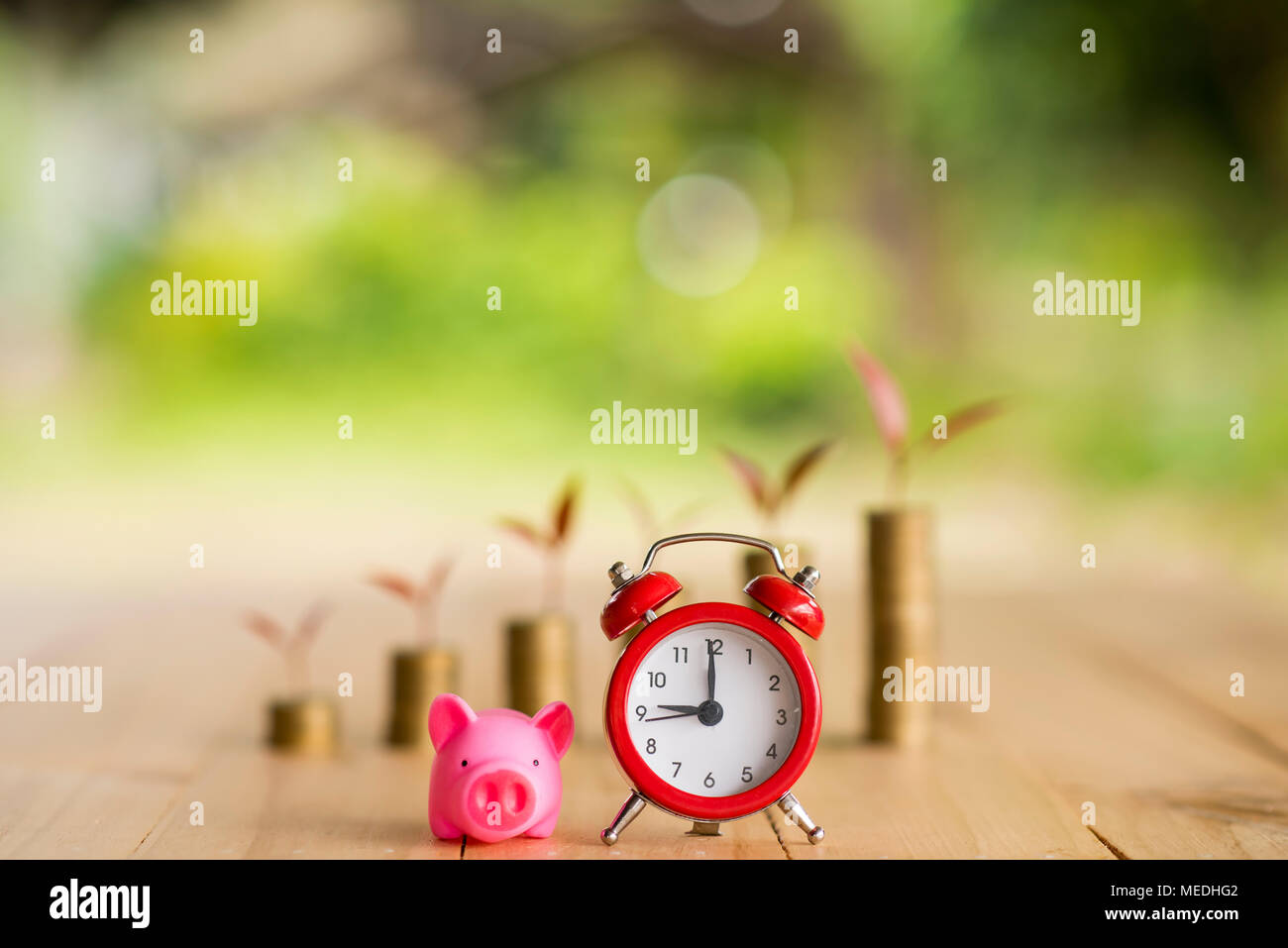 Clock piggy bank sign hi-res stock photography and images - Alamy