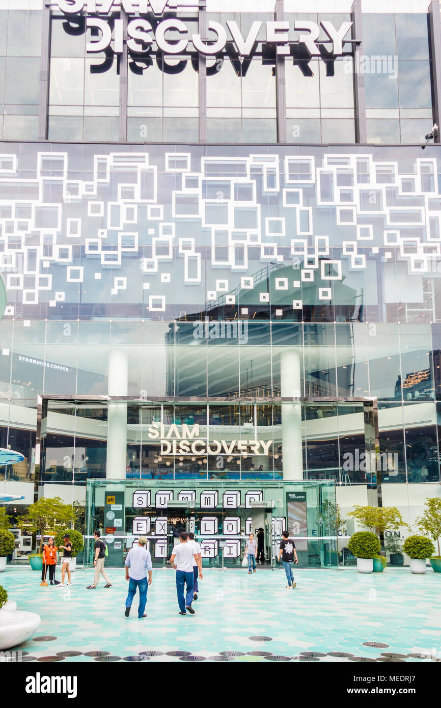 Entrance to siam discovery shopping mall hi-res stock photography and ...