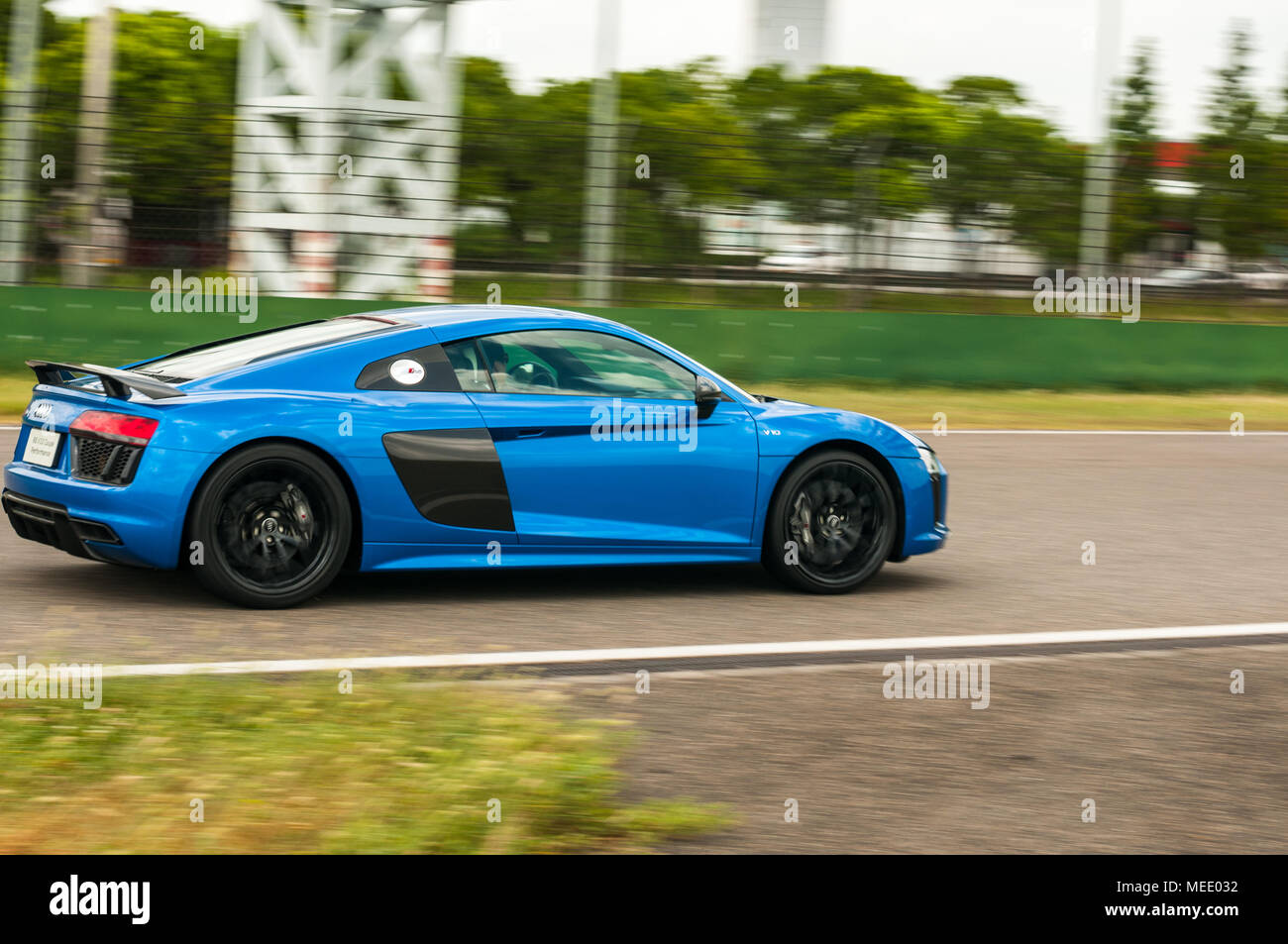 An Audi R8 V10 Coupe Performance being used for cornering practice at ...