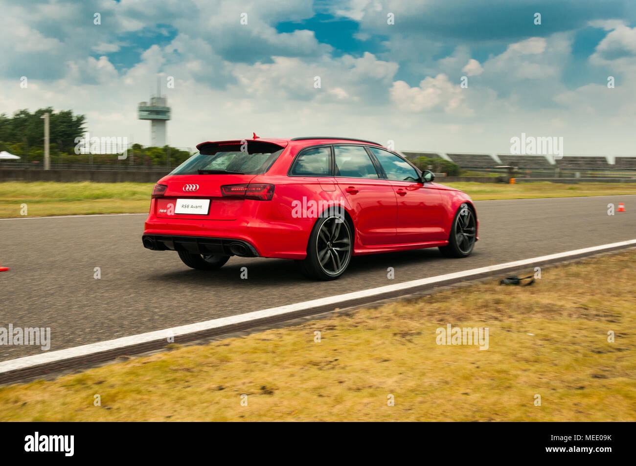 An RS6 being used for drag race training at an Audi Driving Experience ...
