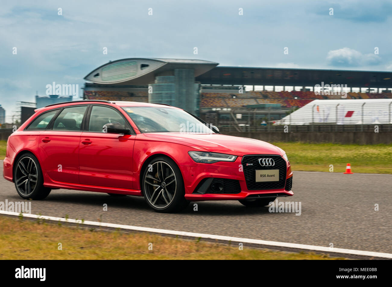 An RS6 being used for drag race training at an Audi Driving Experience ...