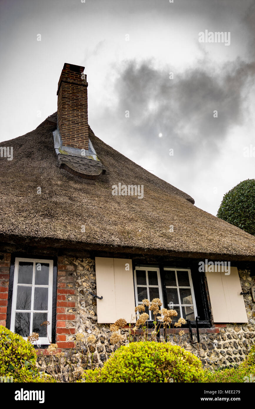 Traditional thatched cottage in the West Sussex village of Amberley in ...