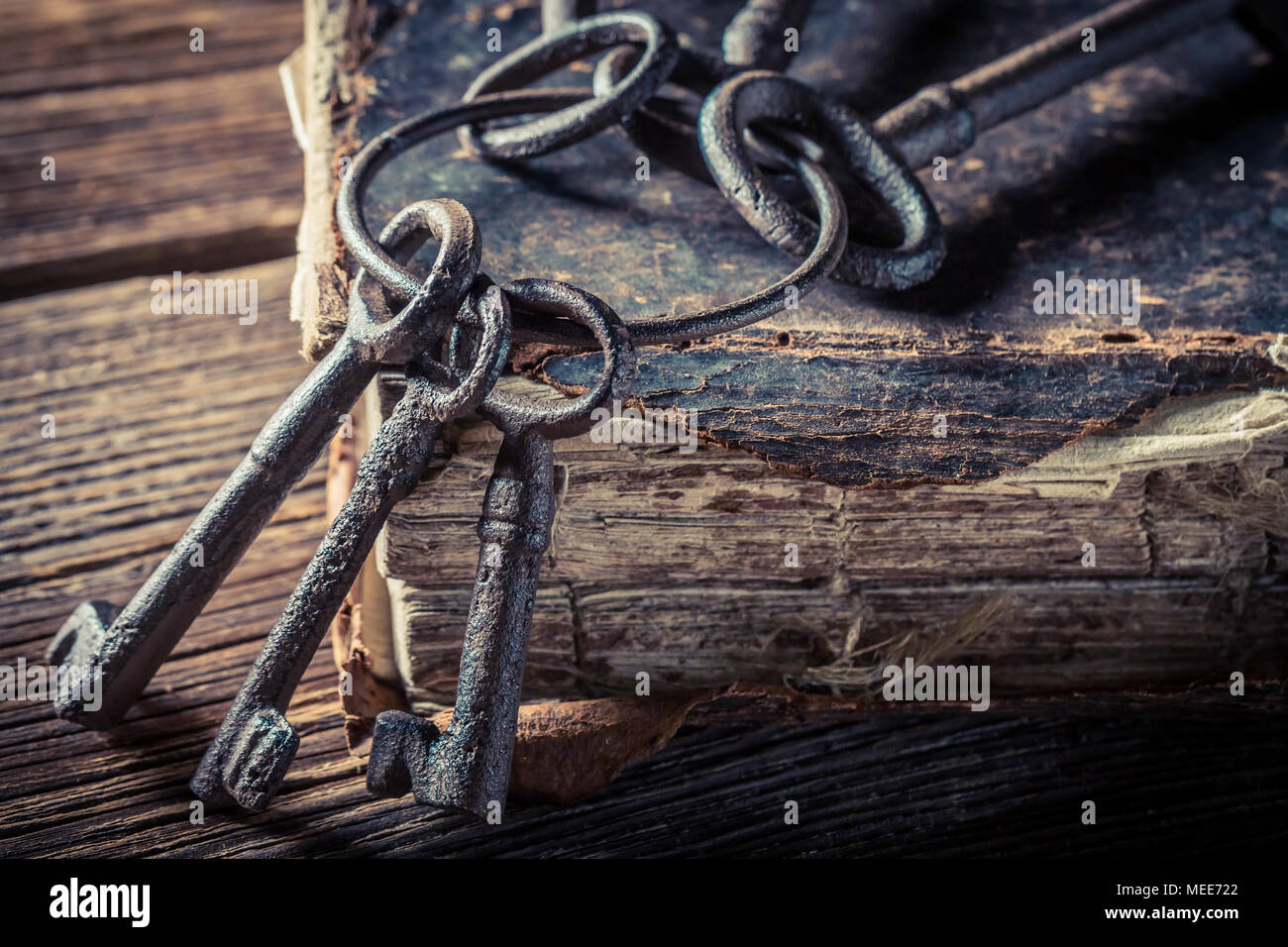 Vintage books and keys hi-res stock photography and images - Alamy