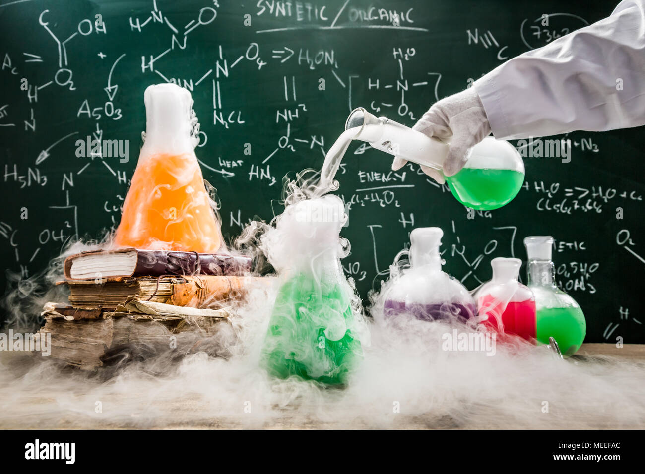 Chemical reactions hi-res stock photography and images - Alamy