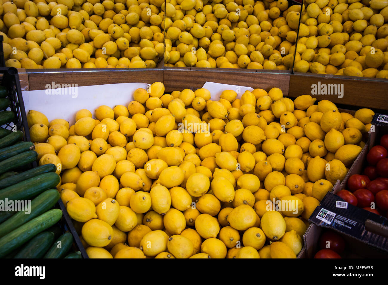 Lemons at the supermarket Stock Photo - Alamy