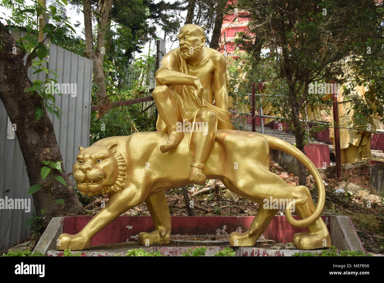 Golden statues inside the Ten thousand Buddhas Monastery in Sha Tin ...