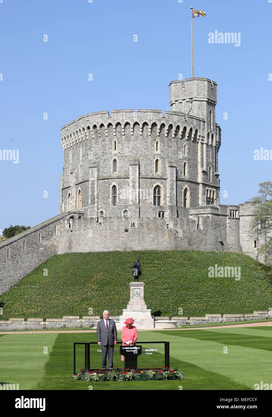 Queen Elizabeth II with Sir John Spurling, Chairman of London Marathon ...
