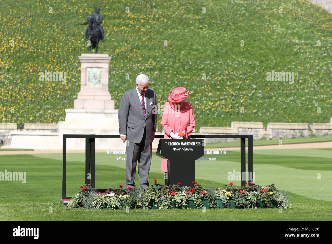 Queen Elizabeth II with Sir John Spurling, Chairman of London Marathon ...