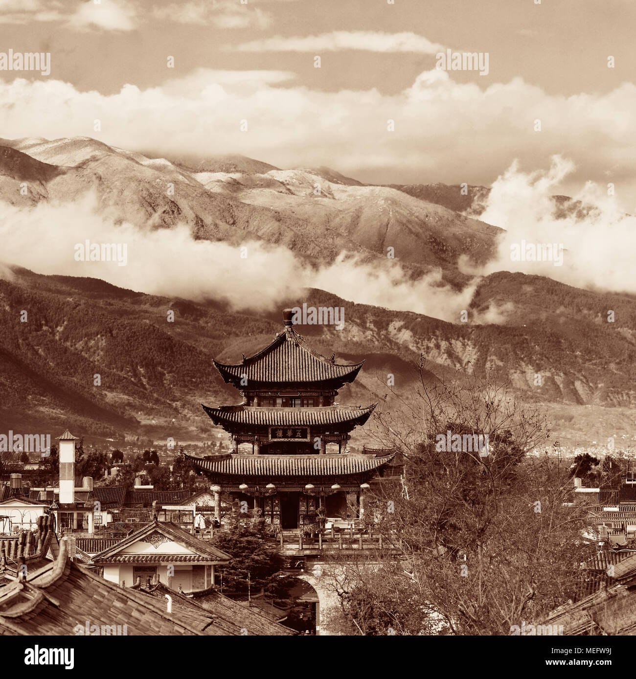 Dali old town rooftop view with cloudy Mt Cangshan. Yunnan, China Stock ...