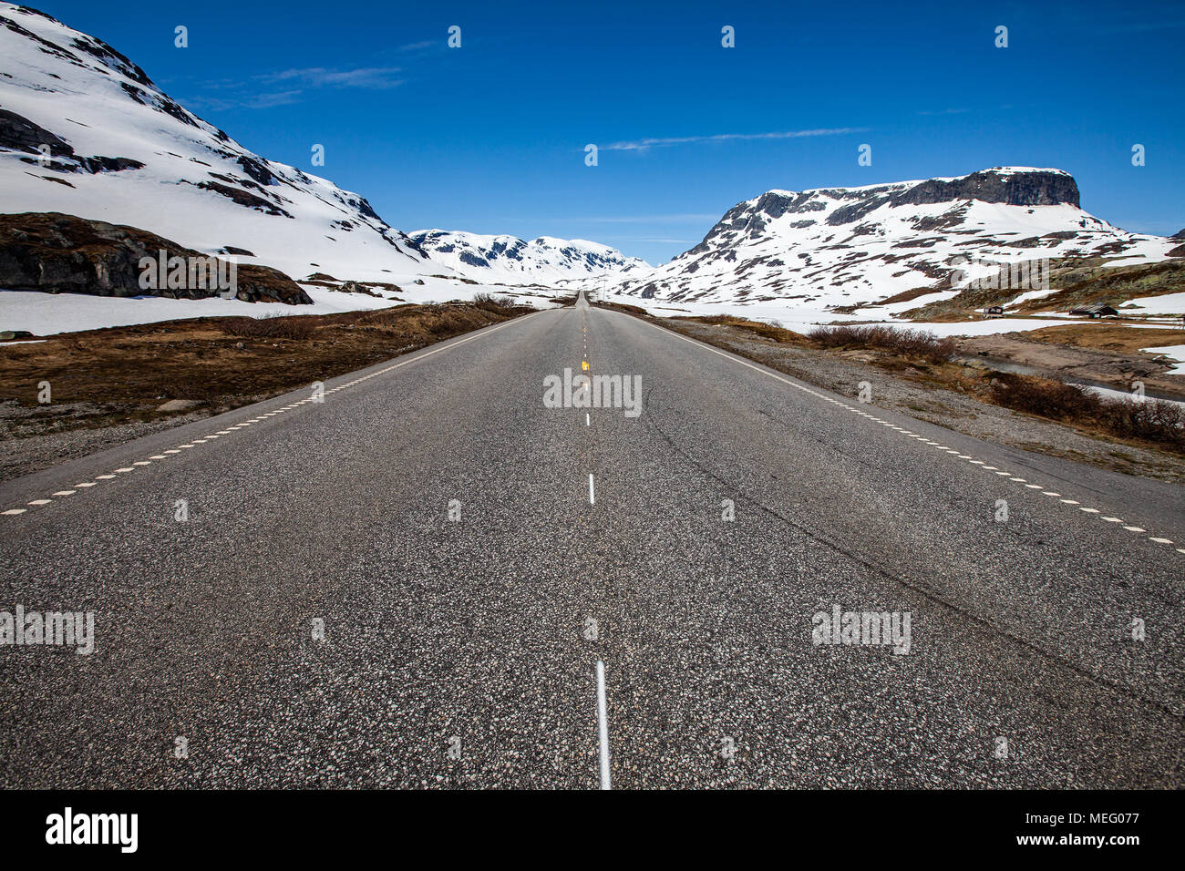 One line road hi-res stock photography and images - Alamy