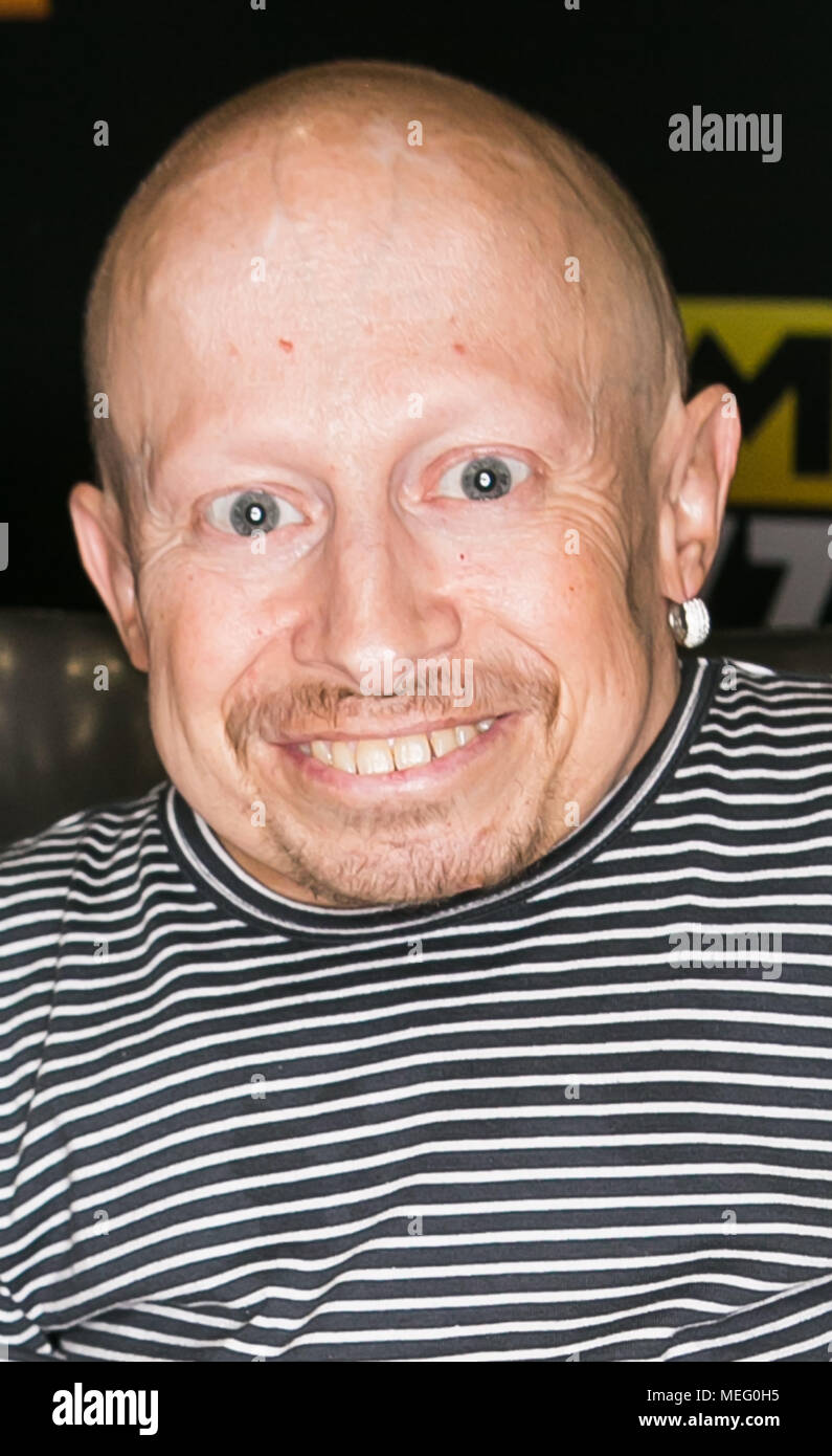 Actor Verne Troyer dies aged 49 21 April 2018 : Images from Comic Con ...
