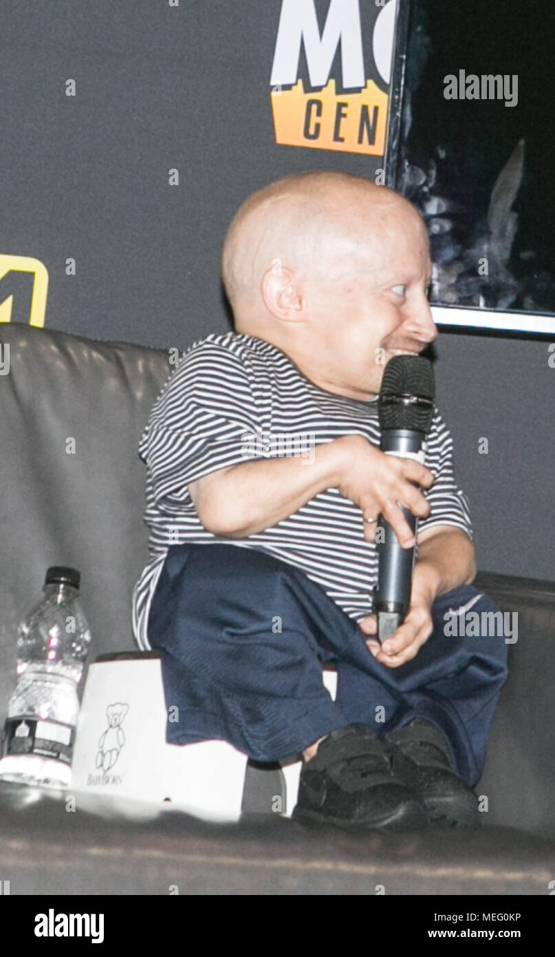 Dwarf actors hi-res stock photography and images - Alamy