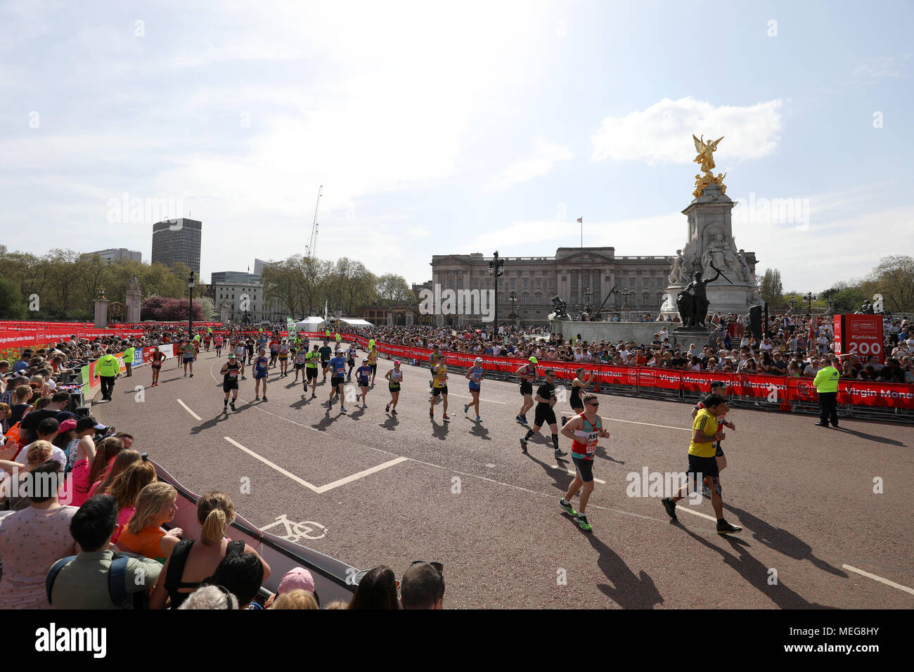 Runners pass Buckingham Palace and enter The Mall during the 2018 ...