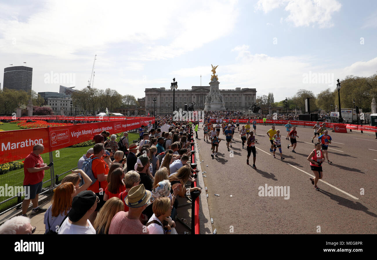 Runners pass buckingham palace hi-res stock photography and images - Alamy
