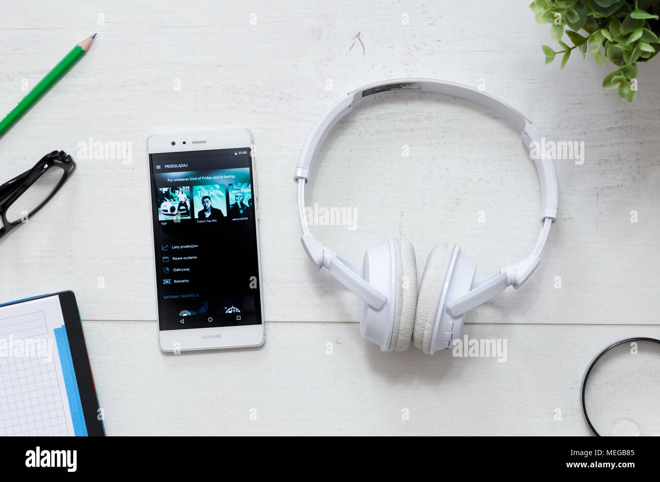 Spotify desktop hi-res stock photography and images - Alamy