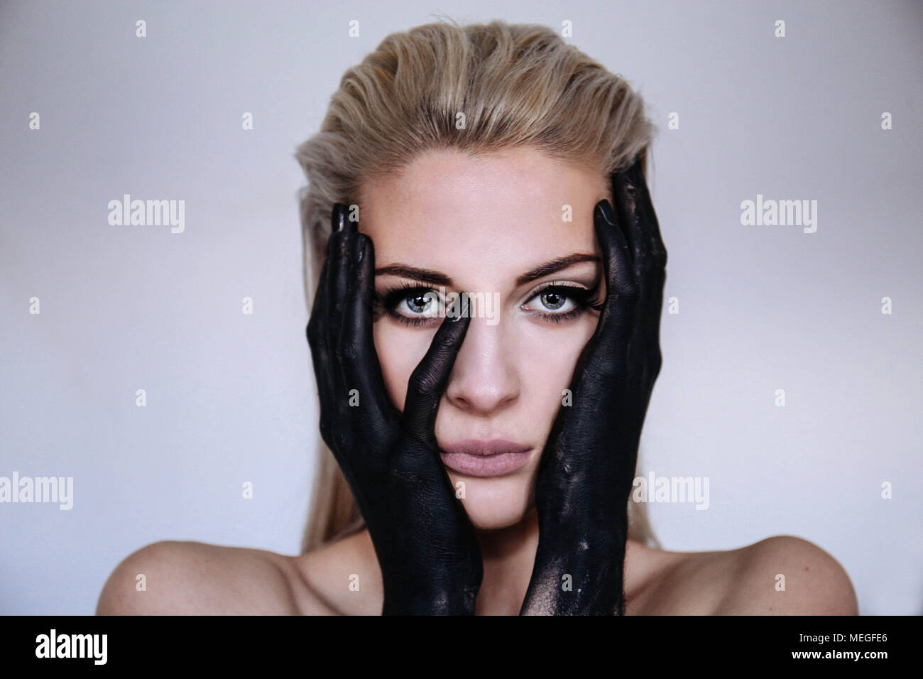 Girls arty hi-res stock photography and images - Alamy