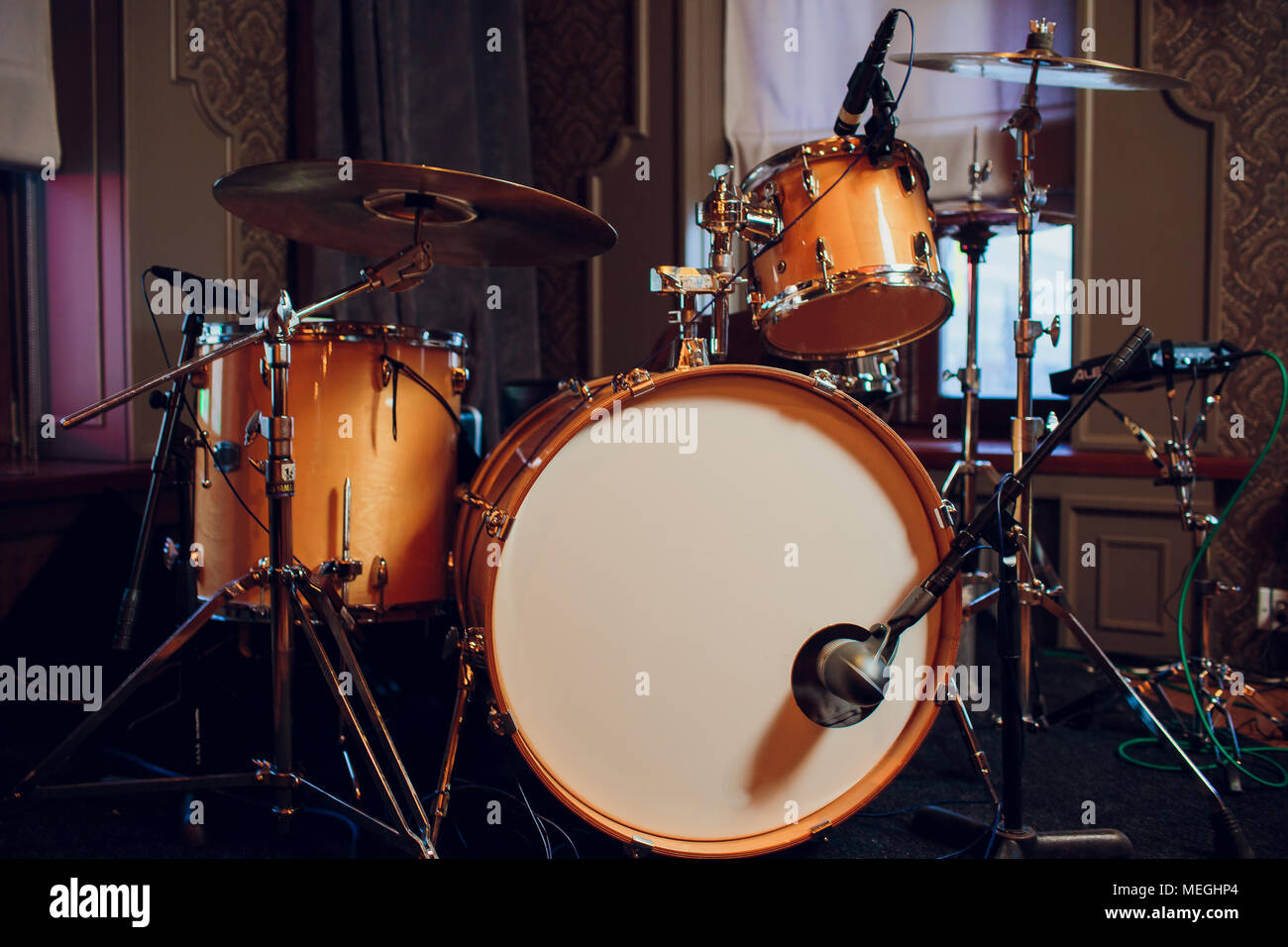 Modern drum set on stage prepared for playing. loft Stock Photo - Alamy