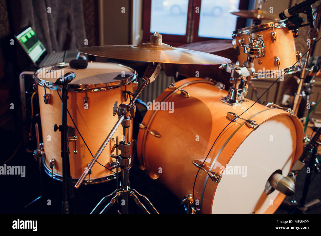Modern drum set on stage prepared for playing. loft Stock Photo - Alamy