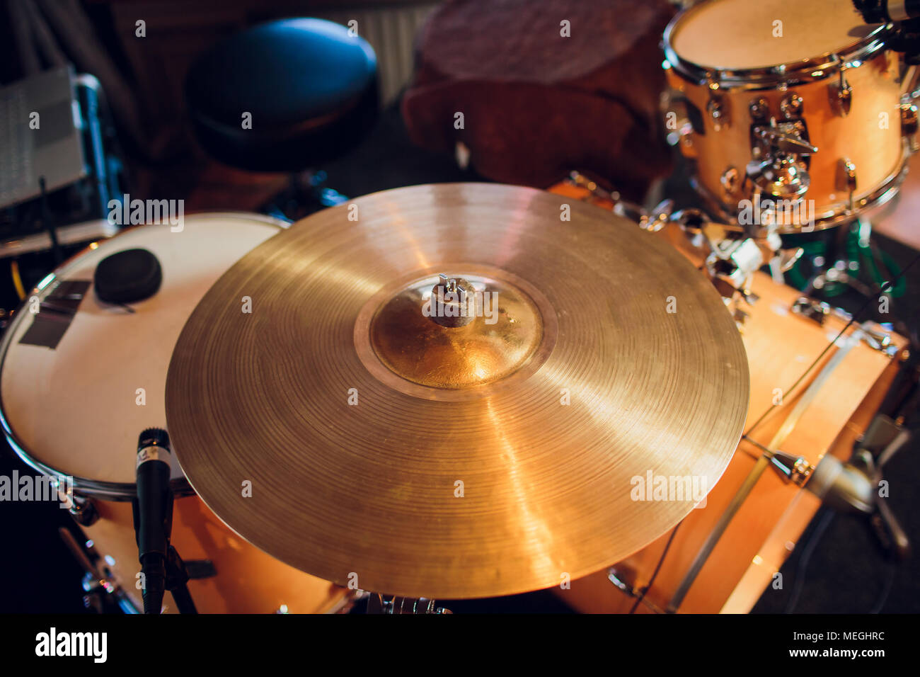 Modern drum set on stage prepared for playing. loft Stock Photo - Alamy