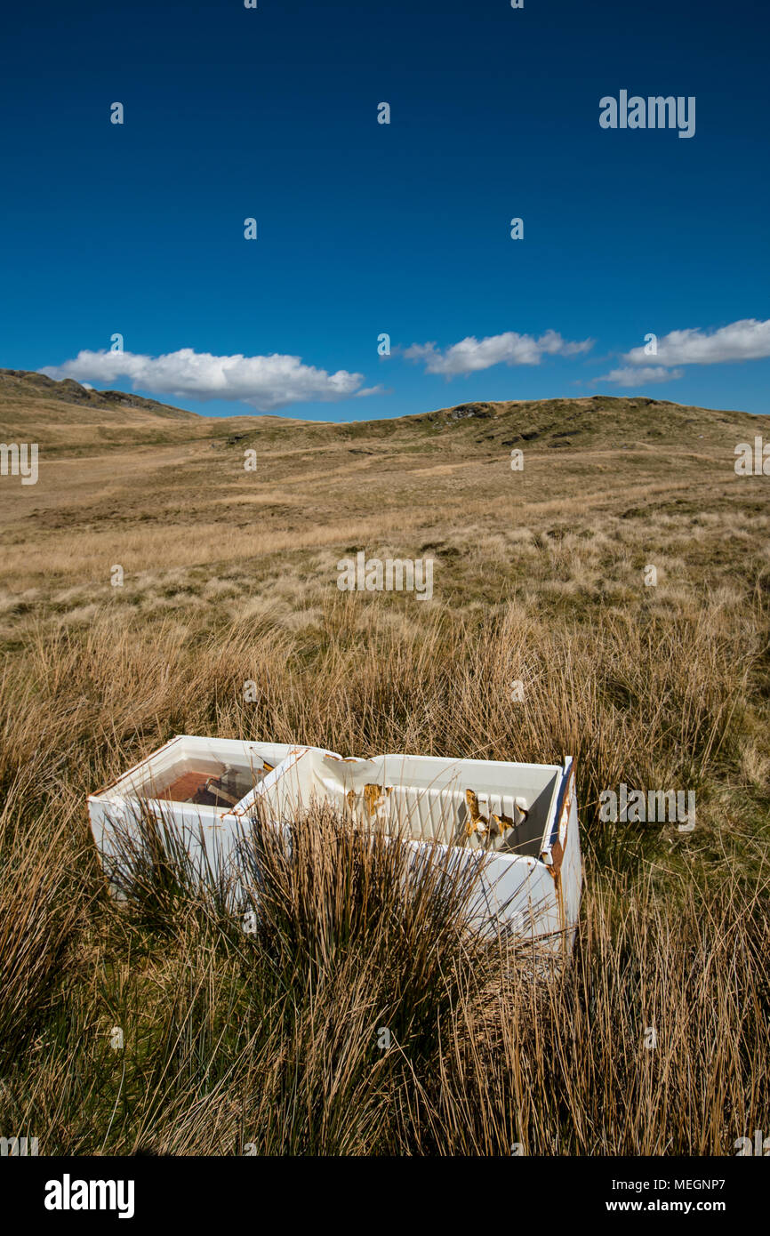 Abandoned fridge hi-res stock photography and images - Alamy