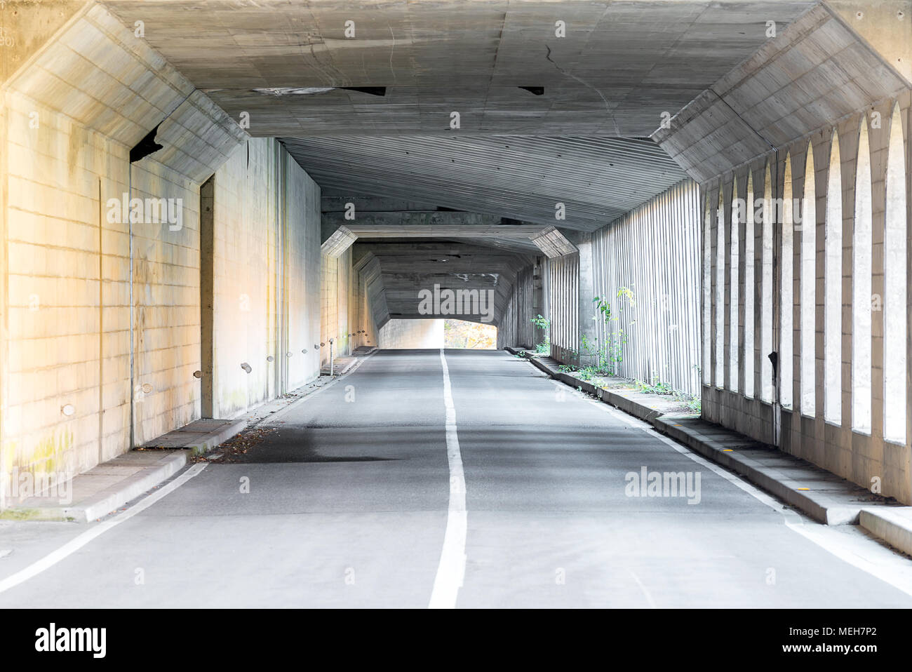Two way tunnel traffic hi-res stock photography and images - Alamy