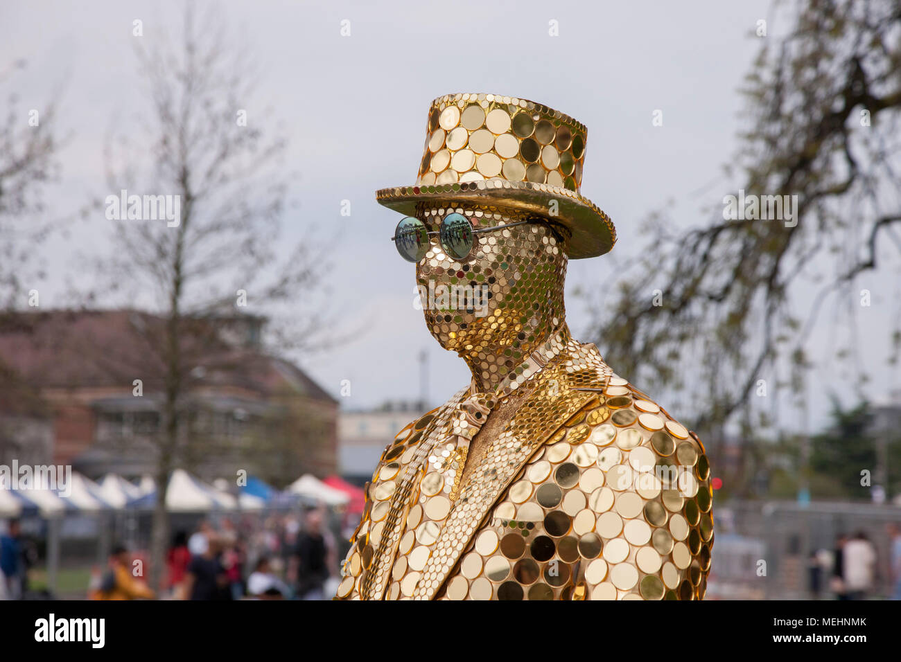 The gold man living statue hi-res stock photography and images - Alamy