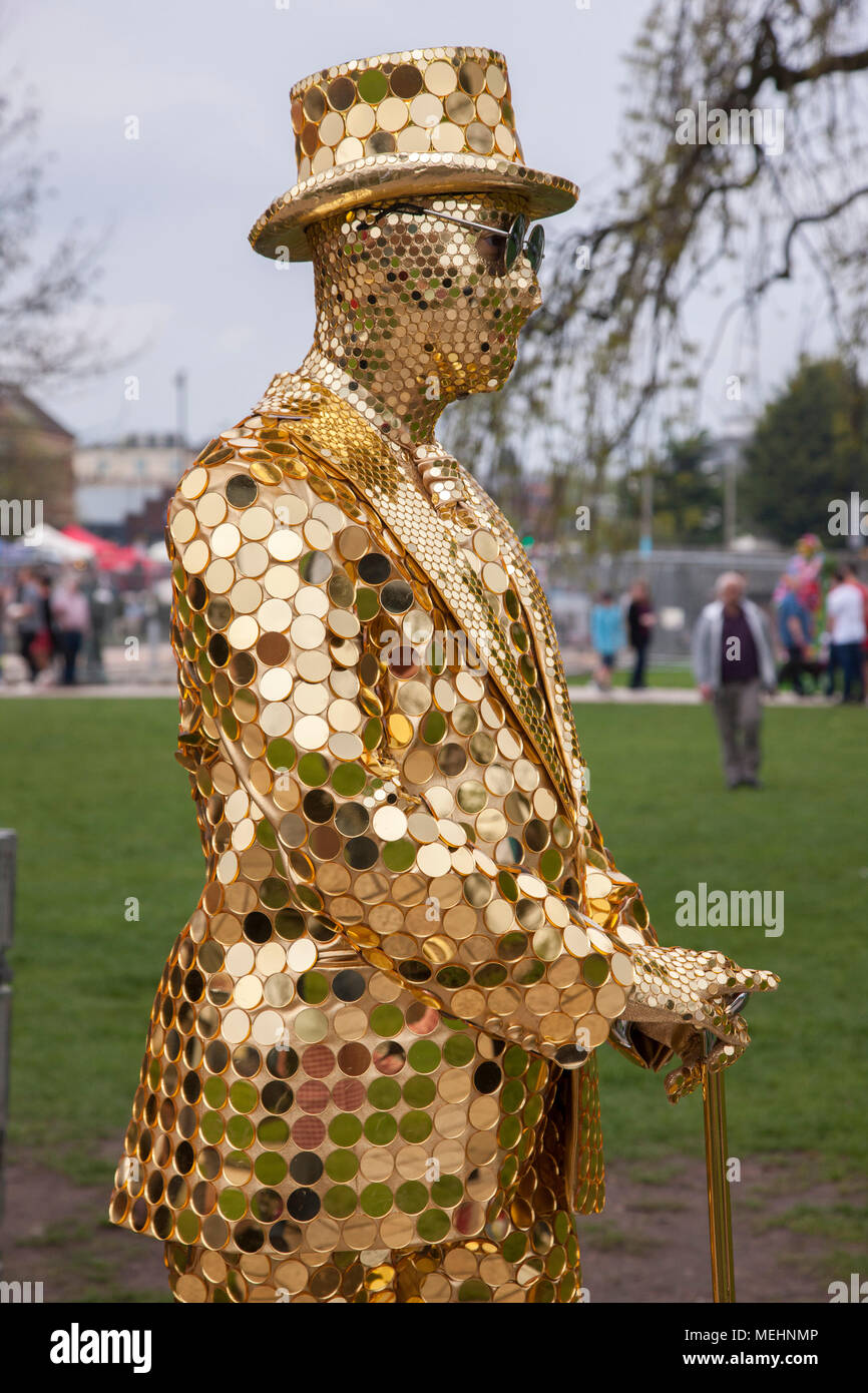 The gold man living statue hi-res stock photography and images - Alamy
