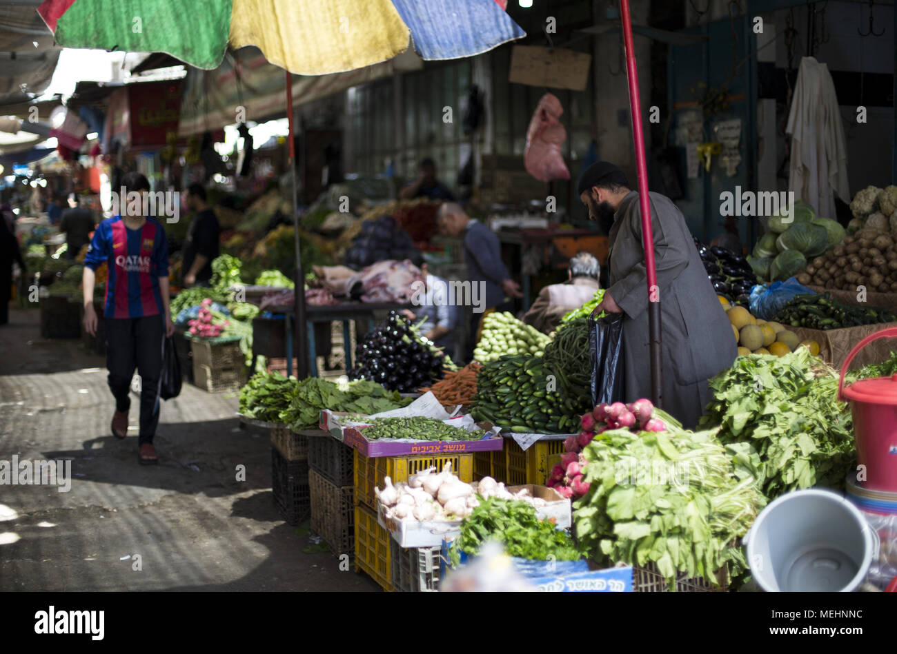 Gaza City, The Gaza Strip, Palestine. 22nd Apr, 2018. Palestinians shop ...